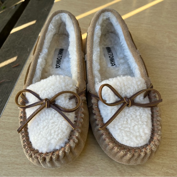 Minnetonka | Shoes | Minnetonka Allie Suede Berber Plug Trapper ...